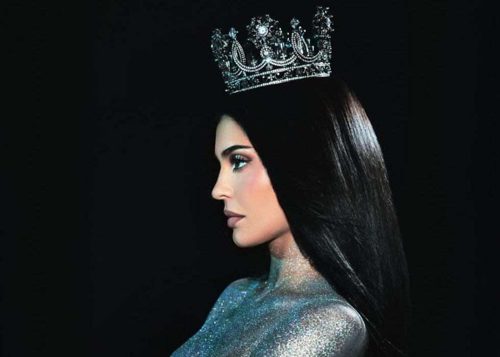 King Kylie Enters the Music Scene — And You Know She Didn’t Come to ...